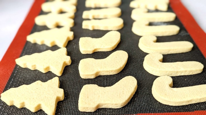 Biscuits de Noël à décorer avec du glaçage